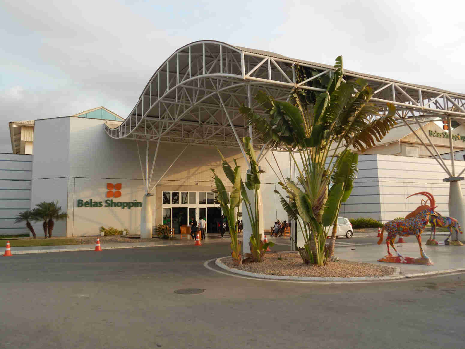 Stuck in traffic in Angola’s expensive capital - ECA International